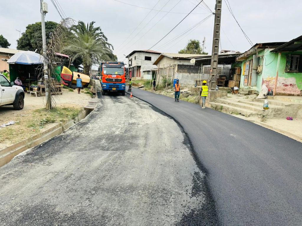 Owendo : les travaux de réhabilitation de la route d’Alénakiri initiés par le CTRI avancent à ...