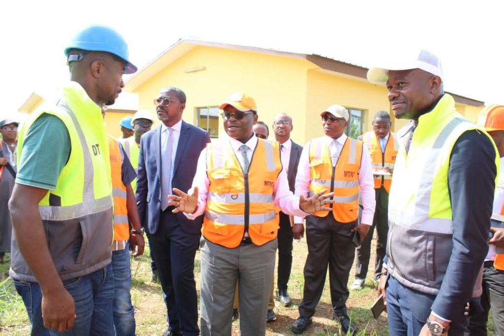 Projet Complet de Réinstallation de Bikélé-Nzong: Edgard Moukoumbi s ...